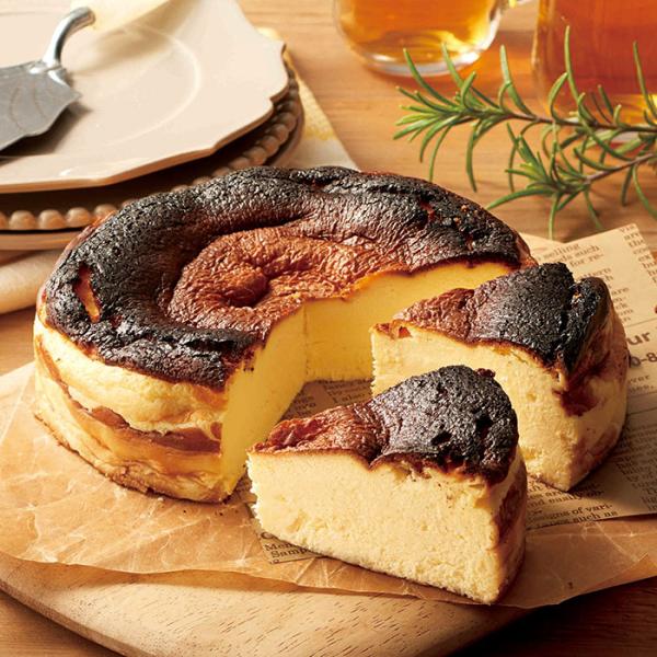 北海道産生乳を100％使用したクリームチーズを使用することにより、ミルク感があり、クリーミーでとろっとした食感のバスクチーズケーキに仕上げました。「ベイクド」でもない「スフレ」でもない「レア」でもない、中のとろっとした食感が特徴の第4のチー...