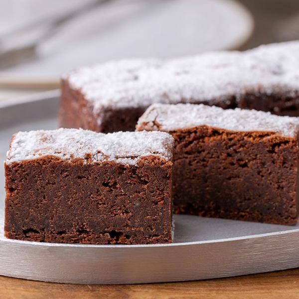 「Ｃ　Ｃｈｅｒｅ」のオリジナル商品です。ほのかな酸味と甘さのバランスが取れた、カカオ成分56％の濃厚なチョコレートをふんだんに使用し、鹿児島産のサトウキビからとった優しい甘さが特徴です。Chereはフランス語で「親しい人、大切な人」の事を指...