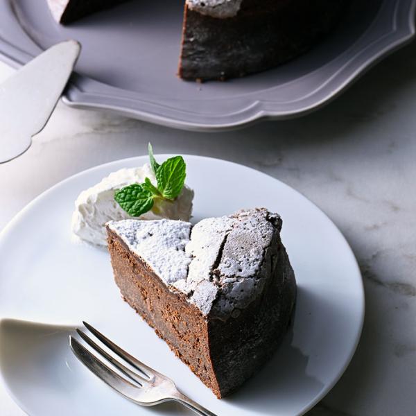 粉糖をまぶしてお化粧したガトーショコラを、贅沢にもホールでお届け。しっとりなめらかな生地には、カカオ分56％のチョコと鹿児島県産サトウキビから作られた砂糖を使用。深い香味とやさしい甘さが印象的だ。ブルーのギフトBOX はパーティの手土産にも...