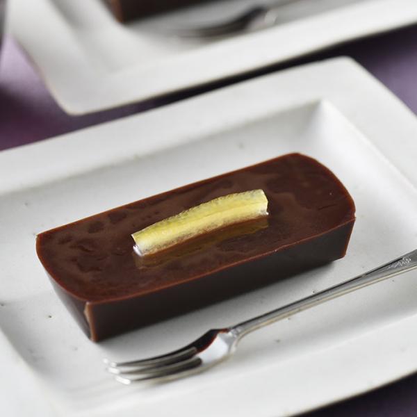 口中に広がるのは豊かなチョコの風味。でもねっちりとした舌触りは確かに羊羹だ。こちら、生クリームと佐渡バターを加えた自家製生チョコに、北海道産小豆を合わせて仕上げている。オレンジコニャックを効かせて後味は爽やかに。上品な味わいの虜になる。