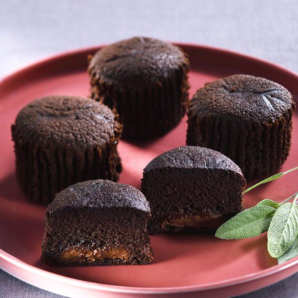 老舗珈琲店『ミカド珈琲』のショコラケーキは、軽井沢旧道店の喫茶メニューとしても人気の一品。しっとりやさしい甘さの生地に、なめらかなチョコレートコーチングが丸ごと入っていて、軽く温めるととろ〜り芳醇。コーヒーと抜群の相性だ。