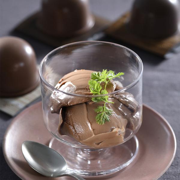 驚くほどなめらかでクリーミー。まるでムース!な口どけだ。カカオ豆からの全工程を一貫製造する「ビーントゥバーチョコレート」を使い、ガーナ産・ペルー産・台湾産のカカオの味わいの違いが楽しめる3種を用意。豊かな風味と濃厚な口当たりにうっとり