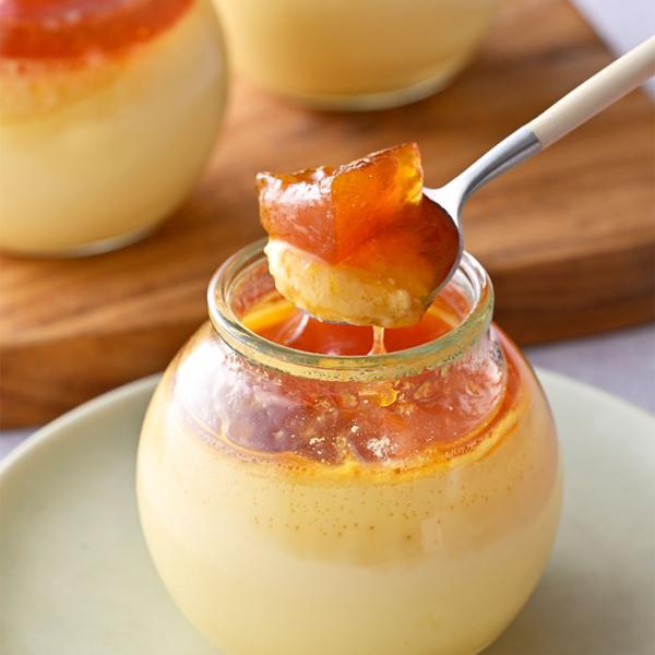 糖度15度以上を誇る赤肉メロン「恋人メロン」を使ったプリンは、やはり香りがひと味違う。蓋を開けた瞬間、メロンの香りが立ち、口にすれば爽やかでフルーティな味わいに驚く! 果肉感もあり、朝採れ卵のコクが生きたなめらかなプリンと好相性だ。すっきり...