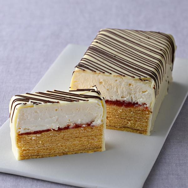 埼玉県産の素材にこだわったバウムクーヘンは同店の看板商品。そこに、チーズケーキをのせ、苺ソースを挟み、さらにホワイトチョコでコーティングした。チョコのほのかな苦みやチーズの酸味が重なり合い、甘いだけではない深い味わいが楽しめる。