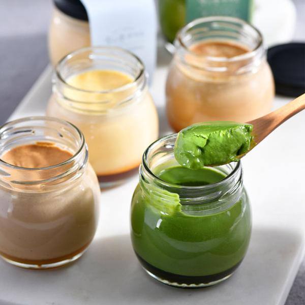 なんてったって老舗のお茶屋が作るプリン。上越産素材で仕立てたまろやかな口当たりとともに、雪室で熟成させた銘茶の茶葉が上品に香り立つ。ほろ苦い抹茶、香ばしさの奥に玄米の甘みを感じる棒ほうじ茶、高貴な和紅茶、やさしい味わいのプレーンがセットに。