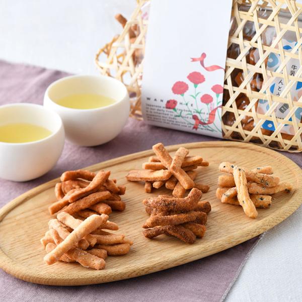 カリッ、ポリッとした硬さがクセになる昔ながらの手作りかりんとうは、どれも噛むほどに味わい深い。素朴な甘さの「牛乳味」、コーヒー蜜をまとったほろ苦い「コーヒー味」、香り高い「シナモン味」などフレーバーは5種。可愛い竹籠に入っているのも魅力的だ...