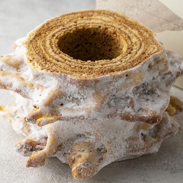 フランス・ピレネー地方の伝統菓子。外はサクサク、内はもっちり、発酵バターが香るハードタイプのバームクーヘン。パティシエが美味しい焼き具合を見極めて、一層一層丁寧に焼き上げました。