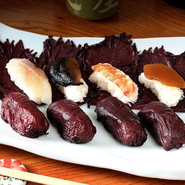 先々代が大女将の故郷茨木の銘菓「水戸の梅」からヒントを得て研究の末生み出したしそ兵衛鮨でしか味わえない、オリジナルのお寿司です。赤紫蘇を風味よく仕上げ、それに合うネタとして、〆小鯛、蒸し海老、奈良漬け、甘く炊いた椎茸の握りを包みました。老舗...