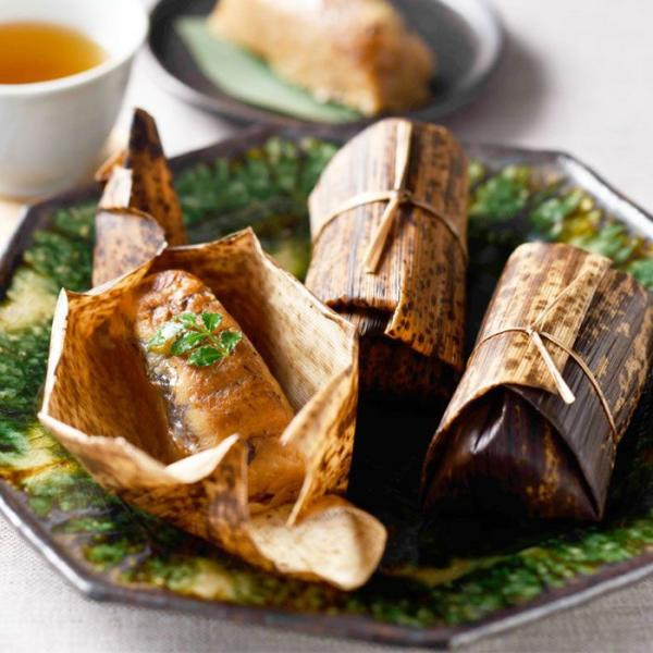 こだわりのタレが染み込んだ近江米のご飯に、炭火で焼き上げたうなぎの蒲焼をのせ、竹の皮に包んで蒸している。レンジでチンの手軽さながら、品のよい旨みと山椒の風味が重なるもっちり食感は、さすが名店の味わい。