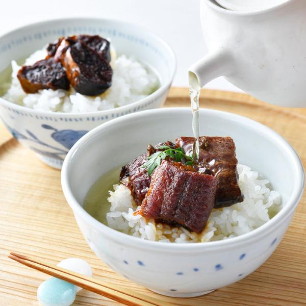 琵琶湖西岸にあるうなぎと川魚の名店による、夏ギフトの好適品。白焼きにしたうなぎと素焼きした鮎に、それぞれ山椒を加えて風味豊かに煮上げた、お茶漬け用の佃煮だ。そのまま酒肴にしてもいいが、ご飯にのせてお茶をかけると香ばしさが際立ち、いっそう美味!