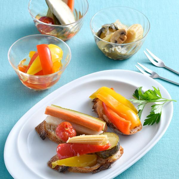 大阪の泉州野菜を中心に使い、氷温酢など厳選素材で軽やかな風味に仕上げている。昆布ダシの旨みが寄り添うみずみずしい水なす、レモン風味の酸味が心地いいパプリカ、焼き野菜のマリネ風の3種をセットに。口中に広がる素材の旨みと歯応えに心躍る!