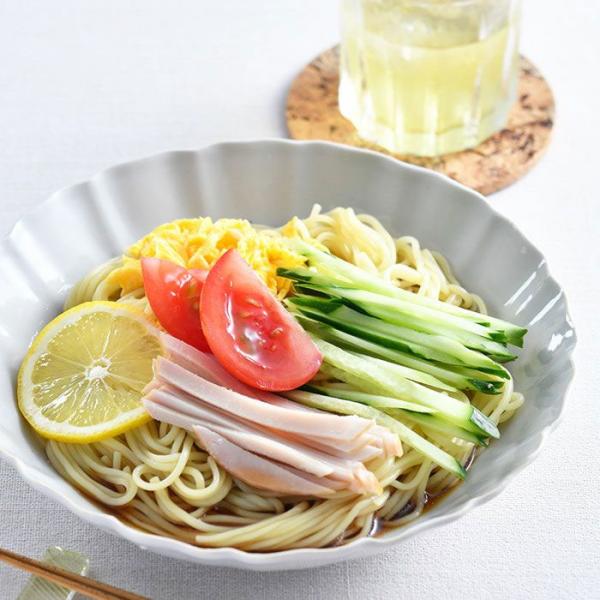広島で麺づくり76年の麺工房が夏に提案する一品。一昼夜じっくりと冷風乾燥させた冷やし専用の熟成半生麺は、ツルッとした心地いいのど越し。瀬戸内産レモン果汁入り鶏ベースの特製ダレとよく合い、爽快な味わい。お好みの具材をトッピングしてどうぞ。