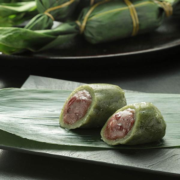 笹団子は、上杉謙信が遠征の時に保存食として携帯していたと伝えられています。もち米とうるち米を粉にし、よもぎを混ぜて搗きあんこを入れて笹に包んだ、越後の昔ながらの素朴な味わいで、新潟を代表するご当地和菓子です。容量もたっぷり入って大満足。小腹...