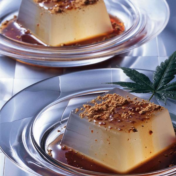 鎌倉時代より続く旧家の味を現代の技で再現しました。濃厚な黒蜜に香ばしいきな粉とほろ苦さが相性ぴったりの抹茶きな粉のセットです。本葛ならではのツヤとコシはもちろん、香ばしいきな粉と上品な抹茶きな粉の食べ比べができるプチ贅沢な逸品。