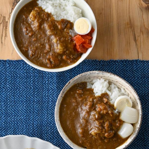 博多と東京の名店による和カレー。水炊き料亭『博多華味鶏』の逸品は、鶏の旨み溢れる水炊きスープ仕立て。茶碗サイズの少量ながら濃厚でパンチのある味だ。