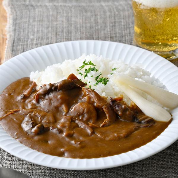 富山湾の恵み“白エビ”とホタルイカを一度に楽しめる欲張りなカレー。どちらもじっくり丁寧に煮込まれ、姿のままたっぷりと入っていて、それだけでテンションUP! 旨みが馴染んだまろやかな味わい、後からじわりと広がる心地よい辛さのバランスもいい。