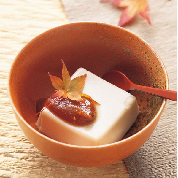 口に運ぶとふっと香る芳ばしいごまの風味と、とてもなめらかでもっちりとした食感が人気です。吉野葛をたくさん使用しているため、もっちり感があり、独特な食感のごまどうふです。口当たりもなめらかで、わさび醤油や付属の「なめみそ」をつけて食べるとより...