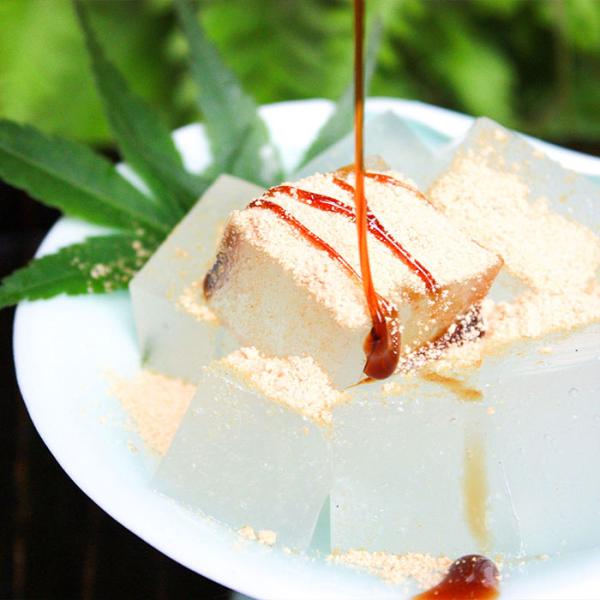 吉田屋独自の製法で作られるとろりなめらかでプリっとした食感が人気の「奈良吉野葛餅」、鹿児島県産の香り高い柚子を加えて丹念に葛餅に練り込んだコシのあるなめらかな「柚子餅」、葛わらび餅に奈良の富有柿を丹念に練り込み、もっちりとした食感と柿の風味...