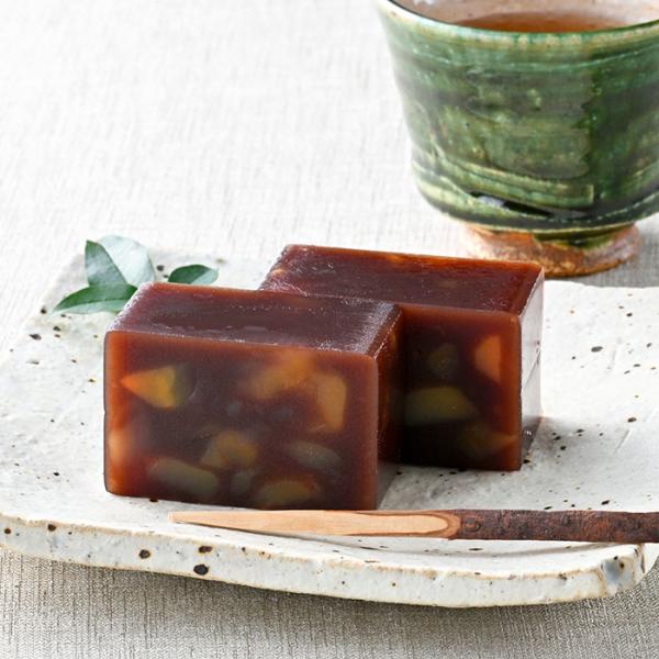 300余年の伝統を誇る、岩手銘菓の岩谷堂羊羹。昔ながらの製法を守り、熟練職人が国産小豆を丁寧に炊き上げて仕立てている。そこに、その名の通り、砕いた栗が「たくさん」ちりばめられ、小豆の風味と栗の食感が見事なバランス。甘さも上品でやさしい余韻が...