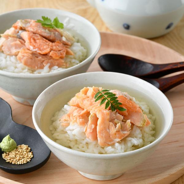 北海道日高沖で水揚げされた新鮮な秋鮭とサクラマスを、お茶漬けで手軽に楽しめるセット。どちらのほぐし身も甘塩仕立てで焼き上げられ、鮭はしっとりやさしく、マスは旨みが濃厚な印象。カツオ、昆布、焼きあごのトリプルダシに椎茸の旨みが重なった風味豊か...