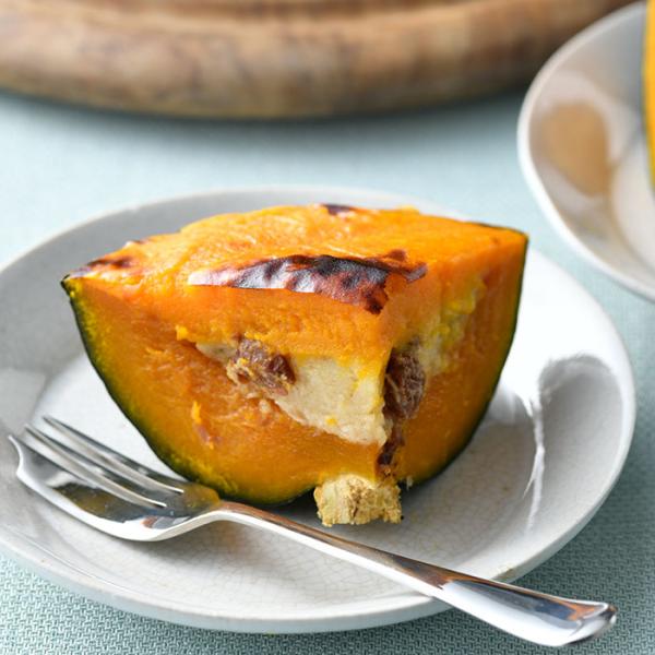 大きすぎて規格外となった十勝産「坊ちゃんかぼちゃ」を使用。濃厚ミルククリームと、生クリームやブランデーになめらかなかぼちゃペーストを練り合わせ、ハチミツを塗ってこんがり焼き上げている。重厚感があるのに、意外にも甘すぎず上品。中に潜むレーズン...