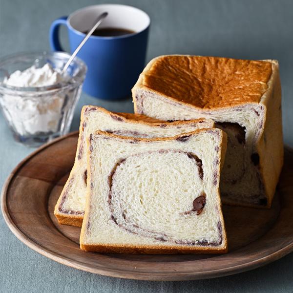 低温長時間熟成で仕上げた繊細な味わいの食パンに、上品な十勝淡雪小倉あんと、ふっくら炊いた大納言かのこをバランスよく練り込んだ逸品。しっとり柔らかな生地と香り高いあんが口の中で絡み合い、程よい甘さで食べ飽きない。卵やマーガリン不使用の無添加だ。