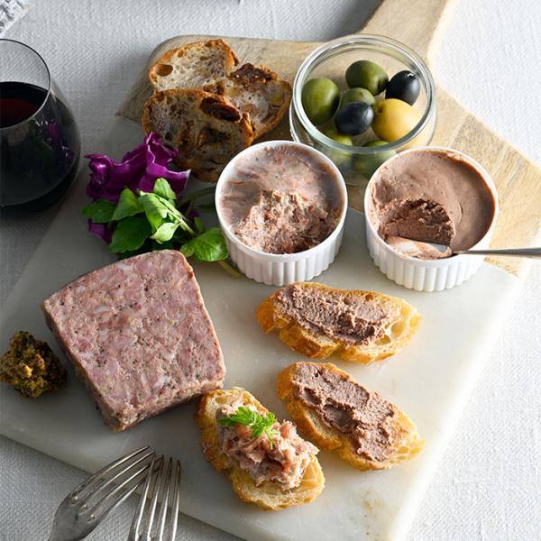 融点の低い甘い脂が特長の佐助豚。その持ち味を生かしながら岩手の素材とともに仕上げたシャルキュトリー 3品。ウデ肉とレバーの旨みにスパイスを効かせた田舎風パテ、まろやかなレバーペースト。粗めにほぐした力強い風味のリエットはサンドイッチにも相性...