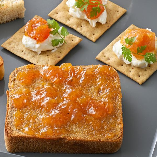 柿ジャムは厳選した完熟柿だけをダイス状にカットし、ピューレをあわせゆっくり煮詰めて作ります。着色料を使わず、柿の風味を生かすために甘さを控えめに仕上げています。柿バターは柿を丁寧に煮詰め、コクのあるバターとあわせました。柿のやさしい甘みとバ...