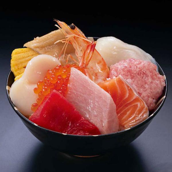 相鉄線二俣川駅のジョイナステラスに店を構える「まる浜」のオリジナル海鮮丼ネタセット。お店で提供している海鮮丼のネタも、漁港に買い付けに行き厳選。大とろ、いくら、帆立、赤身、サーモン、穴子、有頭海老、いか、ねぎとろ、厚焼玉子の豪華１０種の海鮮...