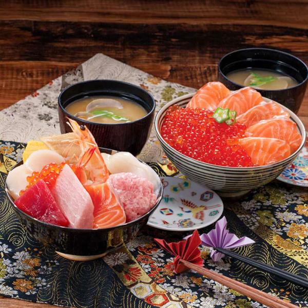 【10種の魚介が入った海鮮丼セット】大とろ、いくら、帆立、赤身、サーモン、穴子、有頭海老、いか、ねぎとろ、厚焼玉子の豪華１０種の海鮮が入った海鮮丼セットです。１パック１食分になっているので、お好きなタイミングで好きな分だけお召し上がりいただ...