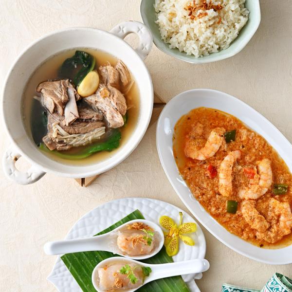 ホロホロ食感の豚スペアリブを薬膳スープと楽しむ肉骨茶（バクテー）は、滋養たっぷり。もっちりとした蒸し春巻き、卵とココナッツミルクでまろやかな辛さに仕上げたエビチリまで、どれも洗練された味わい。炒めてから調味料と炊いたというジャスミンライスの...