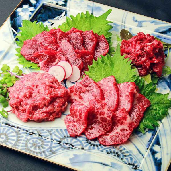 個食タイプで解凍すれば馬刺しの本場熊本の味がご家庭で味わえます。希少なとろけるような旨味と甘味のある大トロと、旨味のある赤身ロースの馬刺しセットです。お手軽にユッケや桜うまトロは添付のタレを混ぜるだけで、そのままお召し上がりいただけます。