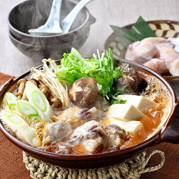 国内で水揚げ後、浜田漁港内で下処理＆カットされた国産フグを使用。豪快な切り身は程よい歯応えで、ほろりと柔らかだ。煮込むと、魚介醤油のスープに旨みがにじみ出て、実に味わい深い。お届けは1kgとボリューミー。余れば唐揚げにしたりと心ゆくまで堪能...