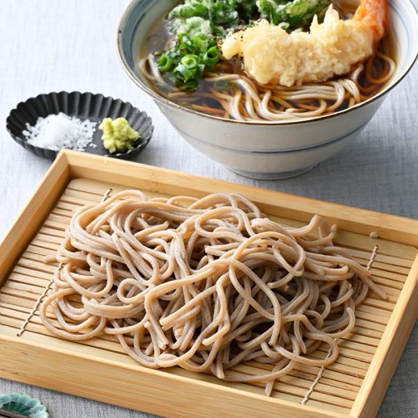 霧の多い夜久野高原が生む、良質な2種の蕎麦。丸抜きを自家製粉した麺に粉砕した蕎麦殻を散らした「丹波ノ霧」は、甘い風味と食感が楽しい。蕎麦の実を焙煎して練り込んだ「焙煎粗挽き」は噛みしめると膨らむ香ばしさが魅力的。