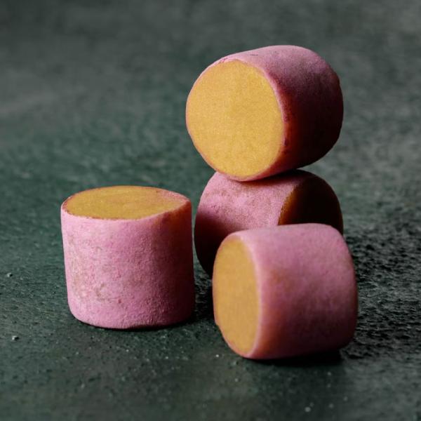 徳島県産・鳴門金時芋をじっくりと焼き上げて丁寧に裏ごしし、上質の阿波和三盆糖を加えた芋餡に紫芋とココアをまぶしてお芋の色を表現しました。柔らかな口どけ、ほっこりとした香ばしさで一包に2個入り。コロンと愛らしいお菓子です。