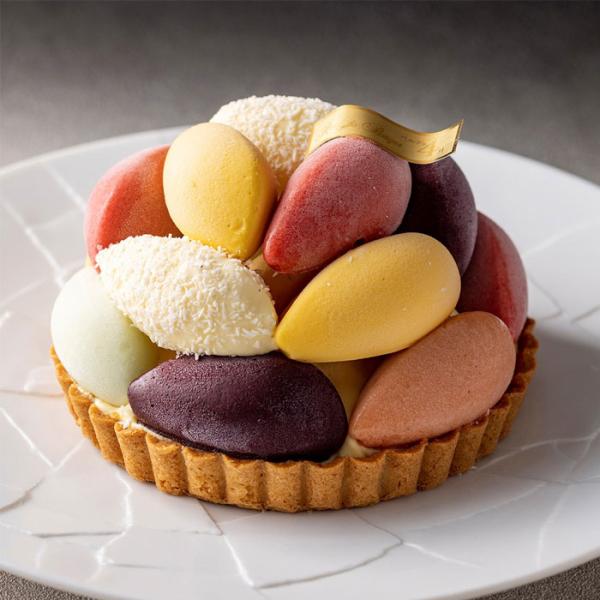 まるでフルーツ狩りをしているかのようなアイスケーキ。フルーツたっぷりのバニラアイスをタルトにつめ、苺、青りんご、ブルーベリー、オレンジ、ココナッツ、マンゴーの色とりどりな6種のフルーツソルベをトッピング。お誕生日やパーティーなどアニバーサリ...