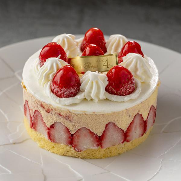 おなじみのショートケーキがアイスケーキに変身！生クリームに見立てたミルクアイス、スポンジの間に苺バニラアイスをアイスをサンドしました。お誕生日やパーティーなどアニバーサリーの大切な時間に『ベルグの4月』のアイスケーキが花を添えます。