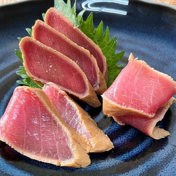 『だてまぐろ』は、初代・宇和島藩主の伊達秀宗に因んで付けられた名前です。「伊達」という言葉には、伊達家の生き様を象徴する「豪華」「魅力的」「粋」といった意味があり、そんな伊達の心意気を品質に込めたのが『だてまぐろ』です。湯霜漬けとは、柵を一...