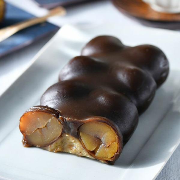 国産の栗餡に栗の渋皮煮を丸ごとのせ、黒糖羊羹で上掛けしました。雅は１０粒の大栗をのせ、見た目にも華やかなご贈答にも喜ばれる御菓子です。どこを切っても栗尽くしの逸品。 栗のふくよかな甘みに黒糖の香りが重なり、餡と羊羹のまろやかな舌触りも相まっ...