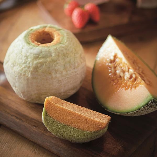 キュートなまん丸バームクーヘンは切り分けた時の断面の美しさもポイント。メロンピューレを使用し美味しさをぎゅっと凝縮しました。モンドセレクション2021年から4年連続金賞受賞。パッケージを開けると漂う美味しそうなメロンの香り。カットすると、よ...