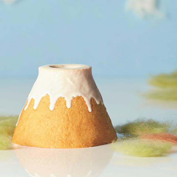 特殊な型を使用し焼き上げた富士山のかたちのバームクーヘンにホワイトチョコで雪を表現したバームクーヘンです。　縁起が良いとされる富士山は年末年始、結婚式の引き出物などお祝いのシーンにもよく合います。