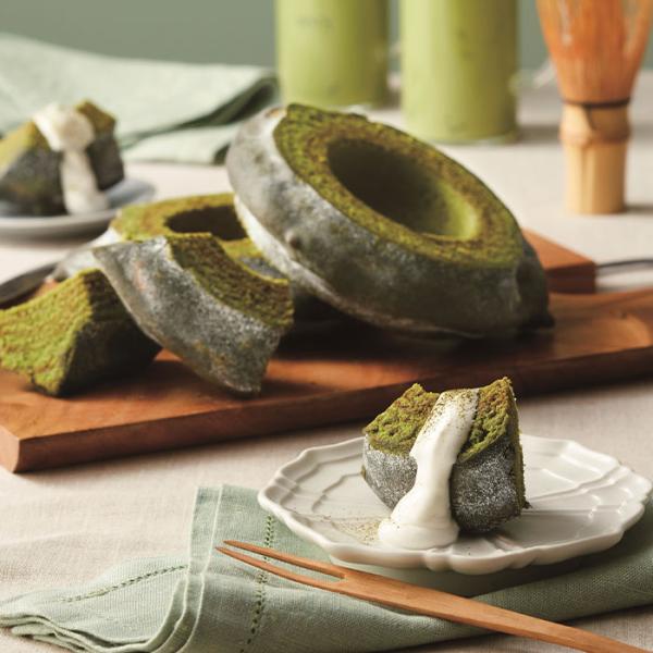 祇園辻利の宇治抹茶を贅沢に練りこみ、濃厚な味わいと香り、綺麗な濃緑色が特徴のバウムクーヘンです。外はサクッと、中はふんわりとやわらかい食感も楽しめます。高級感漂う見た目は、大切な人へのギフトにも最適です。