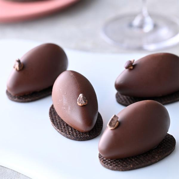 美しい立体フォルムにうっとり。ひと口かじればパリッとした食感と、中に包まれたなめらかなチョコクリームとのコントラストに驚く。コロンビアのメゾンカカオ農園のカカオ豆を使い、職人が一つひとつ手作業で仕上げている。土台のカカオサブレとのバランスも絶妙!