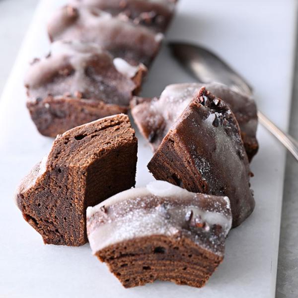 パリで200余年の歴史をもつ『ダロワイヨ』が贈るのは、ショコラ香る薪割り型バウムクーヘン。カカオパウダーとカカオニブが織りなす豊かな味わいに、時折顔を出すオレンジピールの爽やかさが利いて濃厚にして上品。しっとり繊細な口当たりもさすが名店のな...