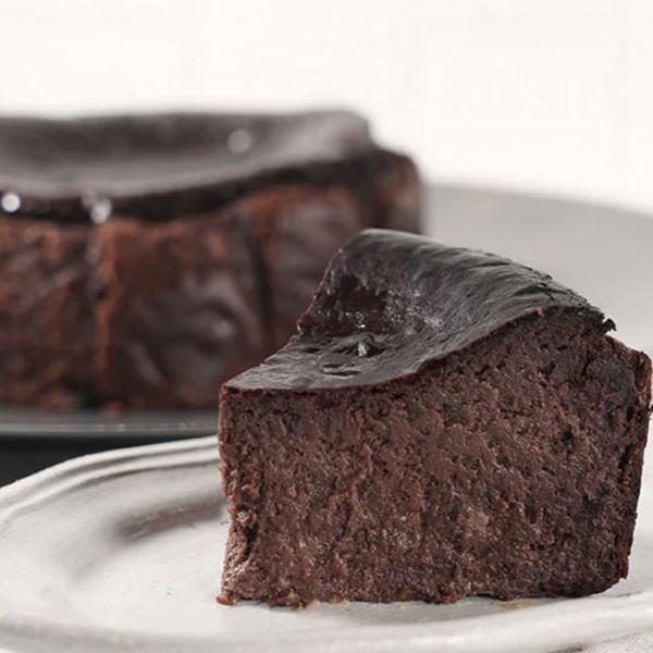 美味しい季節のフルーツと、原材料のこだわりがコンセプトのスイーツ専門店が作るバスクチーズケーキ（ショコラ）。バスクチーズケーキは、スペインバスク地方の名物料理で、地元のバルにはワインを片手にチーズケーキを食する文化が根づいています。熟成され...