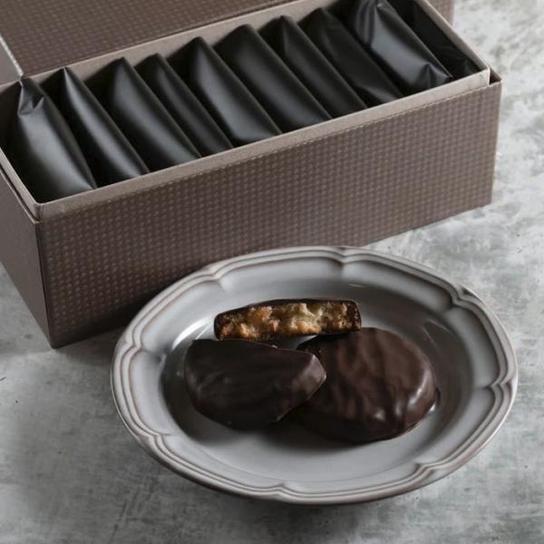 バターリッチなサブレにマカダミアナッツをたっぷりと混ぜ込み、クーヴェルチュールでコーティングしました。子供の頃を思い出すような、どこか懐かしいサブレを贅沢に、大人も満足できる味わいに仕上げました。ファブリックのような質感の、落ち着いたダーク...