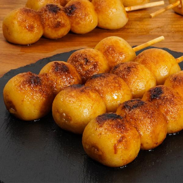 米問屋の目利きが福島県の契約農家の方々から仕入れる特上コシヒカリ。そのコシヒカリでつくる上新粉は米の製粉から完全自家製です。少し粗めに引いた米を蒸し練り・杵搗きの上新粉は程よい歯ごたえとコシがあり、焼き目に染みた醤油の味とともに味わい深く仕...