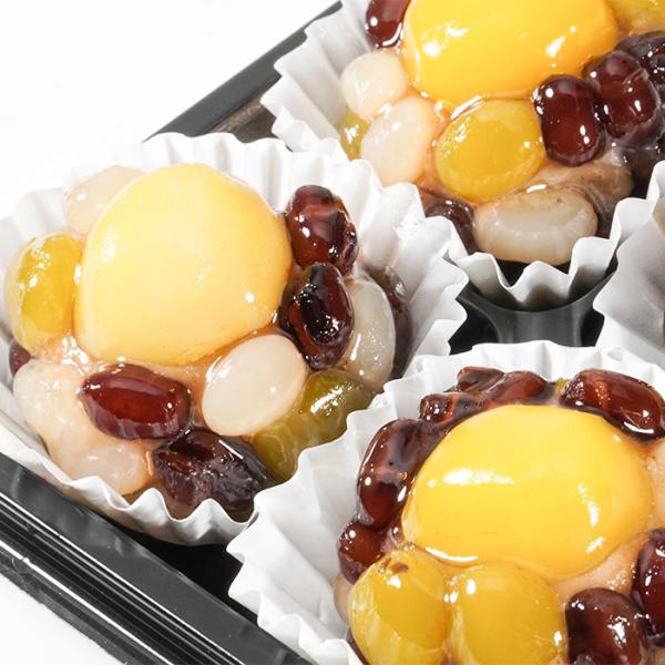 国産の栗ペーストで求肥を包み、色とりどりの3種の鹿の子豆（手亡豆・うぐいす豆・大納言）をちりばめた、彩り豊かな鹿の子。上部に栗を贅沢に１粒のせて、寒天を艶やかにまとった贅沢和スイーツです。