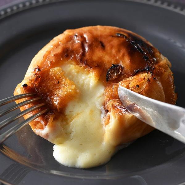 広島発の老舗パン屋『八天堂』のカフェメニューがお取り寄せ商品に。電子レンジで温めると、中から熱々とろとろのクリームがあふれ出る。濃厚だけどしつこくない上品な味わいで、香ばしくほろ苦い表面の焼カラメルとの対比がまたクセになる。電子レンジであた...