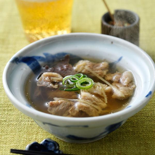 肉すいとは、肉うどんのうどん抜きのこと。浪速庶民の味なのだが、料理家・桑折敦子さん監修のコチラは、ひと味違う。贅沢にも黒毛和牛を使い、牛すじの旨みと生姜の風味が絶妙に調和して、なんとも品がいい! ダシが染みた肉も柔らかく立派。滋味豊かでしみ...
